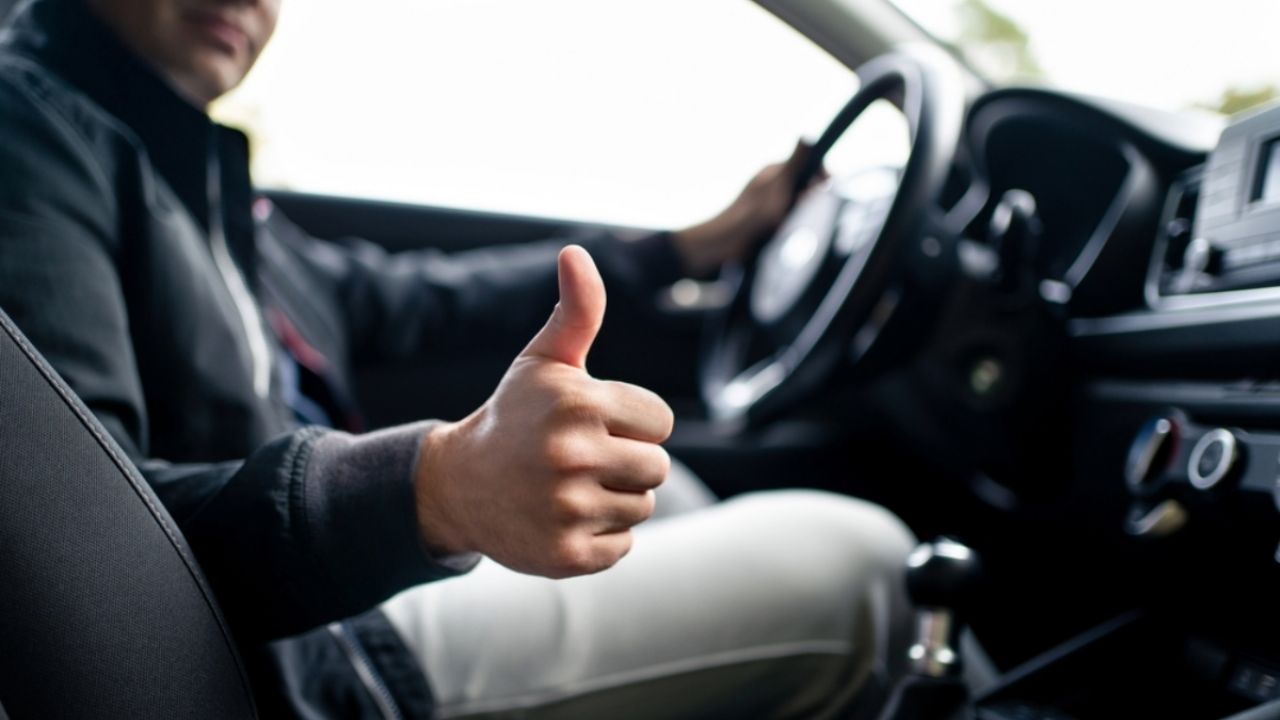 ¿Qué hacer si el conductor de taxi por aplicación maneja sin precaución ...